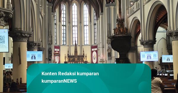Misa Kenaikan Yesus Kristus di Katedral Berlangsung Khusyuk, Polisi Berjaga | kumparan.com